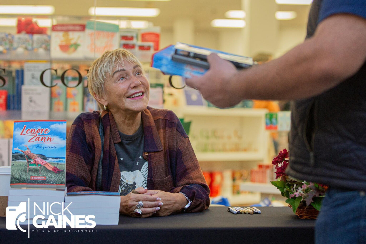 Super Exclusive – Lenore’s Memoirs (Interview with Lenore Zann)